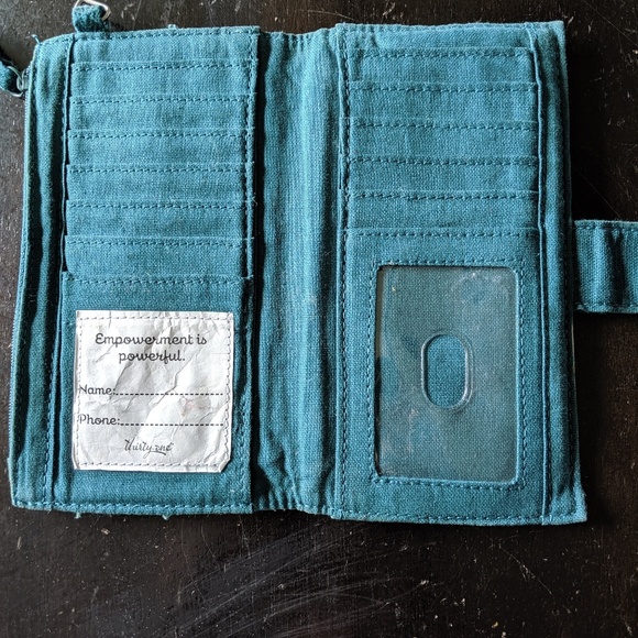 thirty-one | Bags | Thirty One Retro Metro Wallet In Sea Plaid | Poshmark